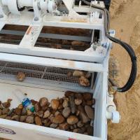China Hydraulically Controlled Vibrating Screen Beach Sand Cleaning with Alkaline Solution for sale