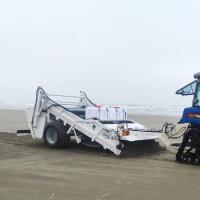 China 2300kg Weight Beach Sand Sweeper for Tractor Towing Sift Debris from Wet or Dry Sand for sale