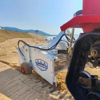 China 800KG Beach Sand Cleaning Machine Sweeper Tractor with Stainless Steel Screen Material for sale