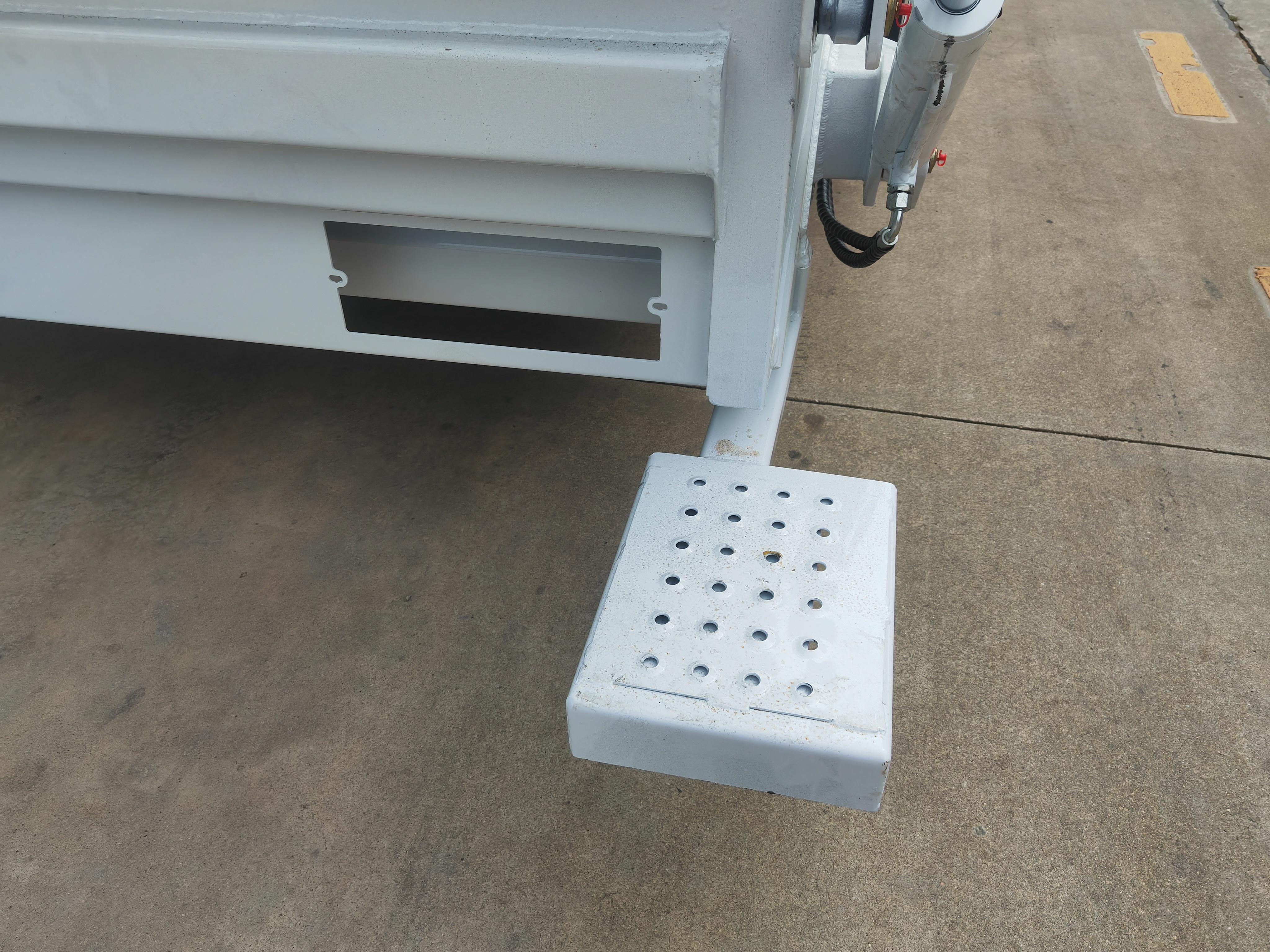 Anti-slip rear operator step and steel grab handles on Dongfeng municipal refuse collection truck