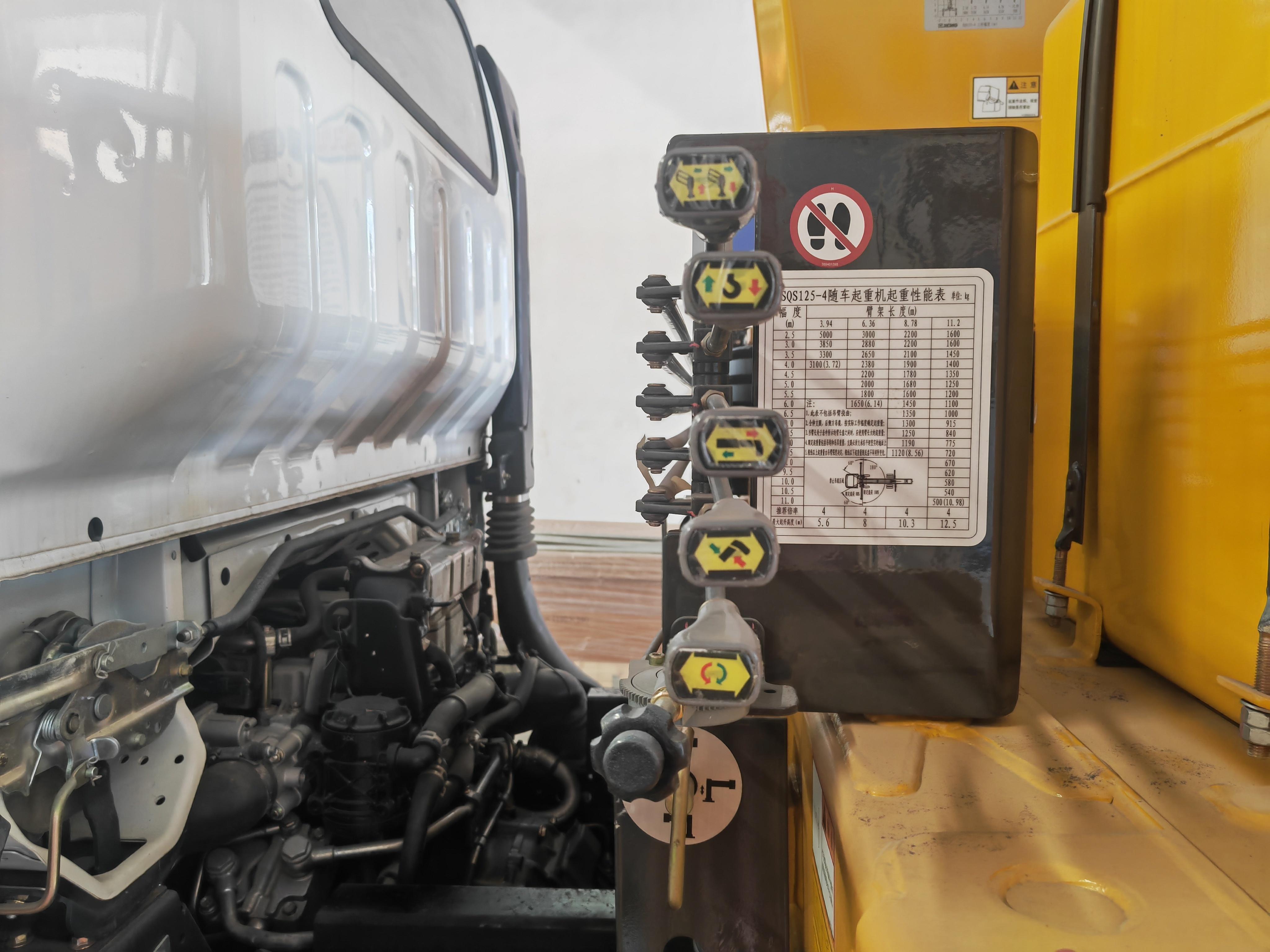 XCMG SQS125-4 5 ton crane on ISUZU chassis