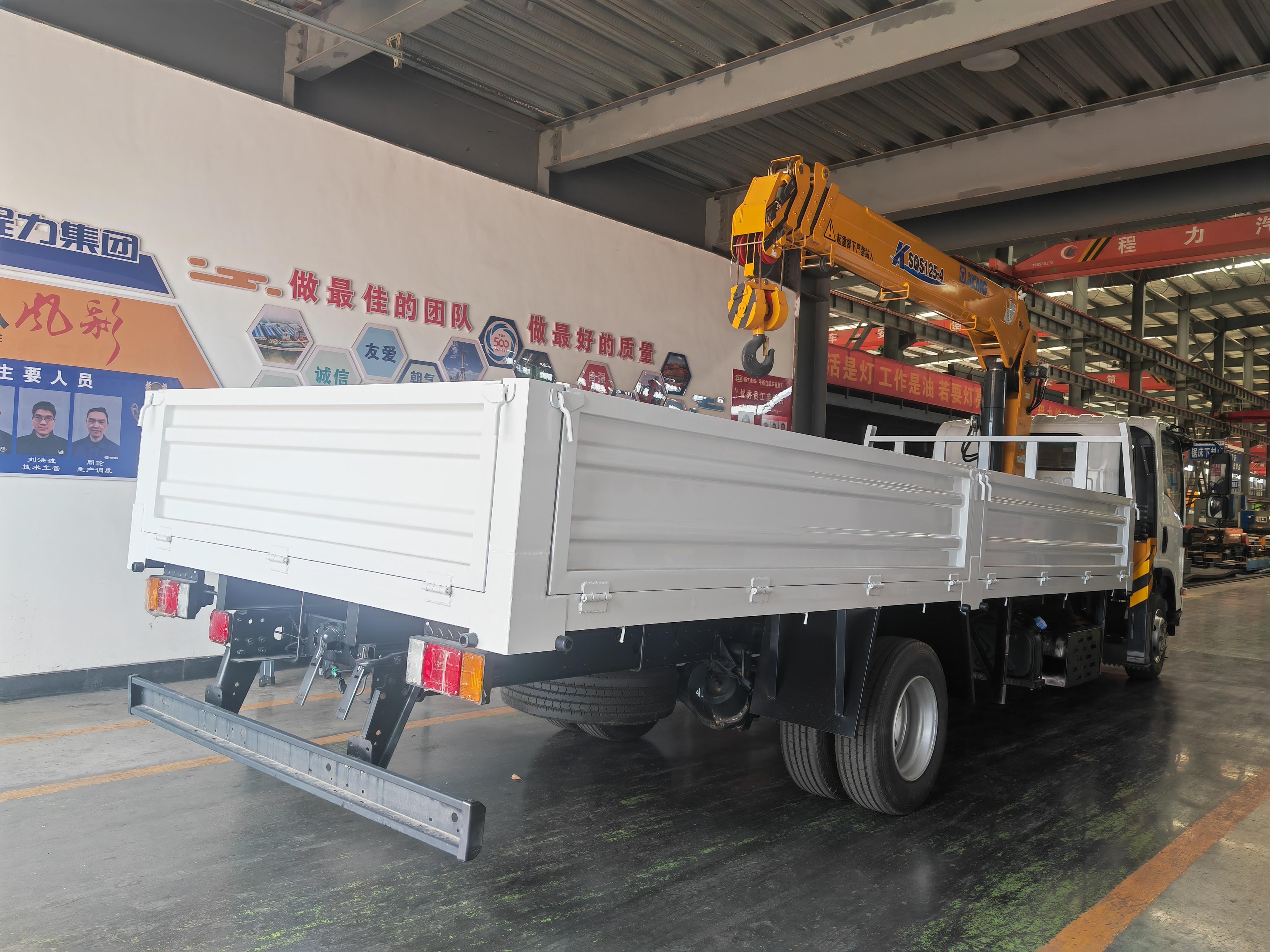 ISUZU ELF truck mounted crane XCMG 5t