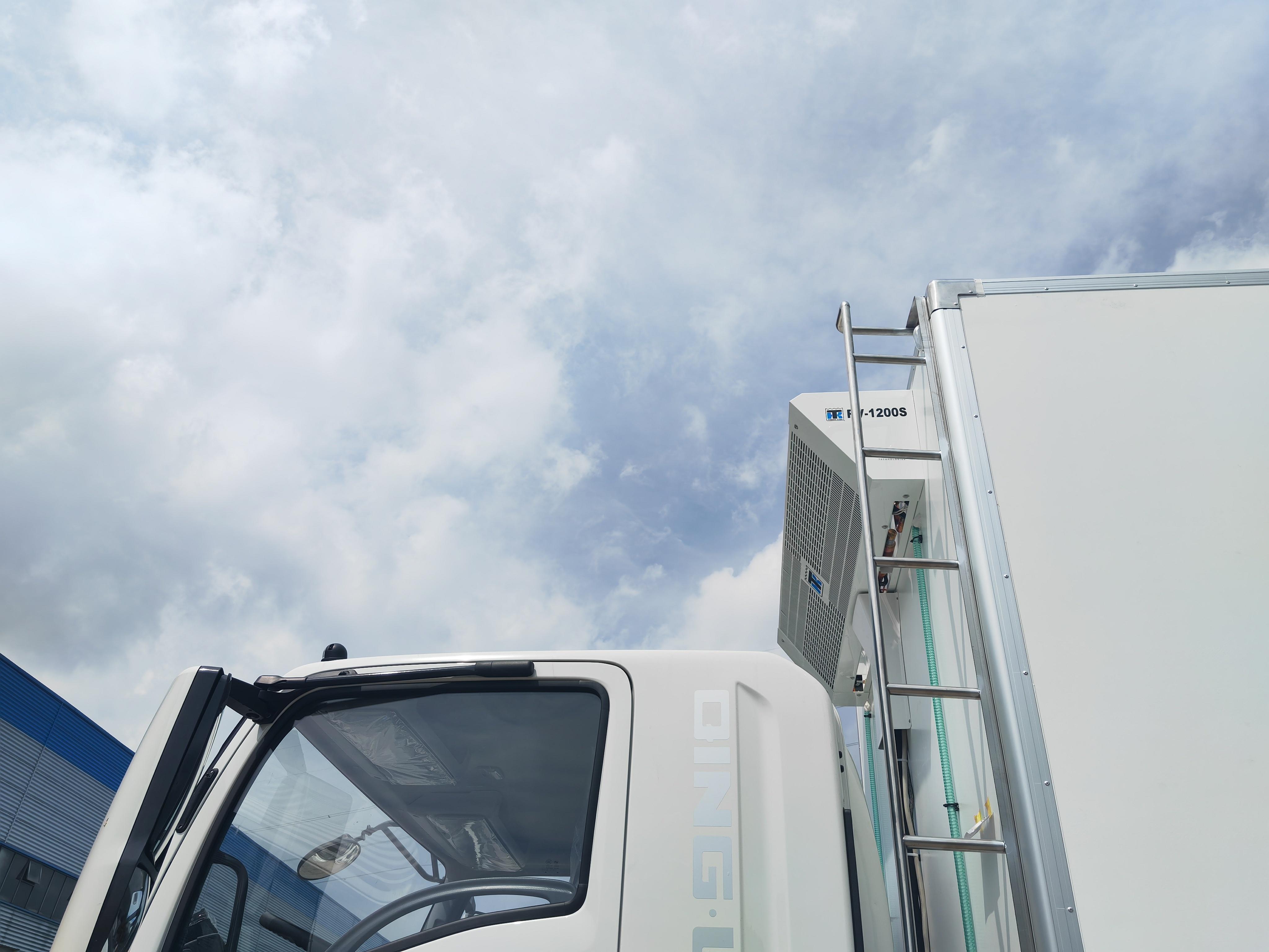 Thermo King RV-1200S independent refrigeration unit on ISUZU GIGA reefer truck