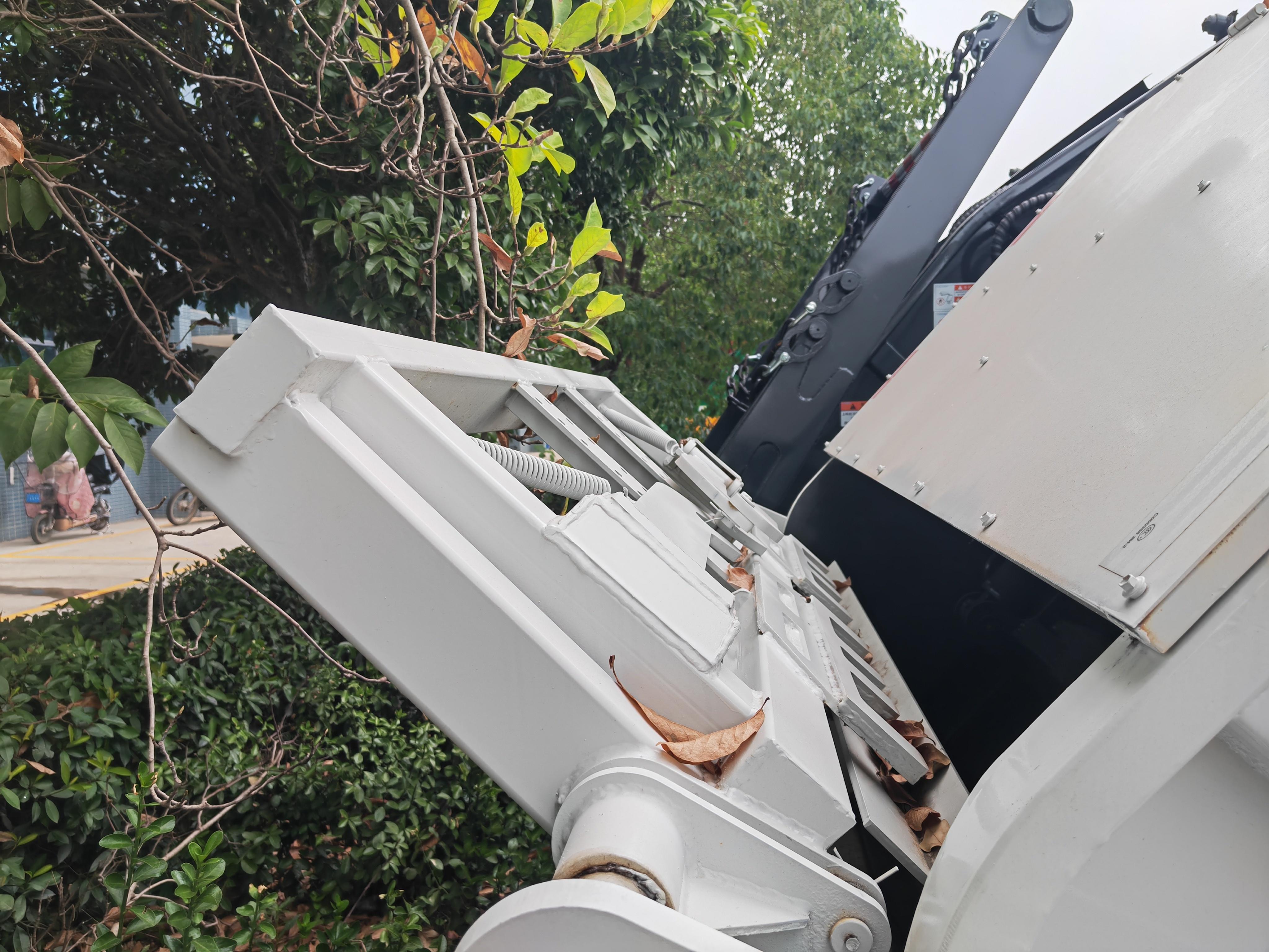 Close-up of rear bin lifter mechanism on ISUZU garbage compactor truck manufactured by Chengli