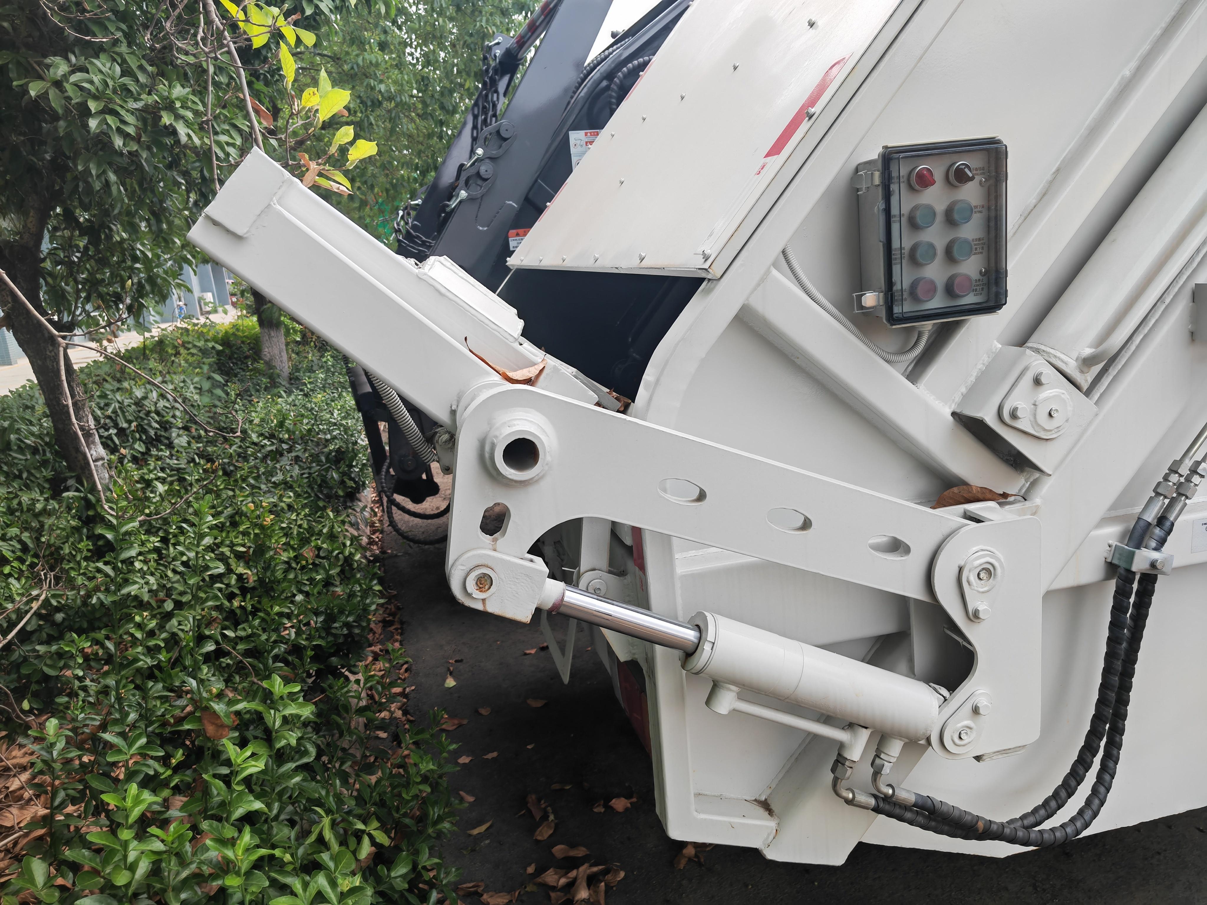 Hydraulic compaction control system and tailboard mechanism of ISUZU refuse compactor truck