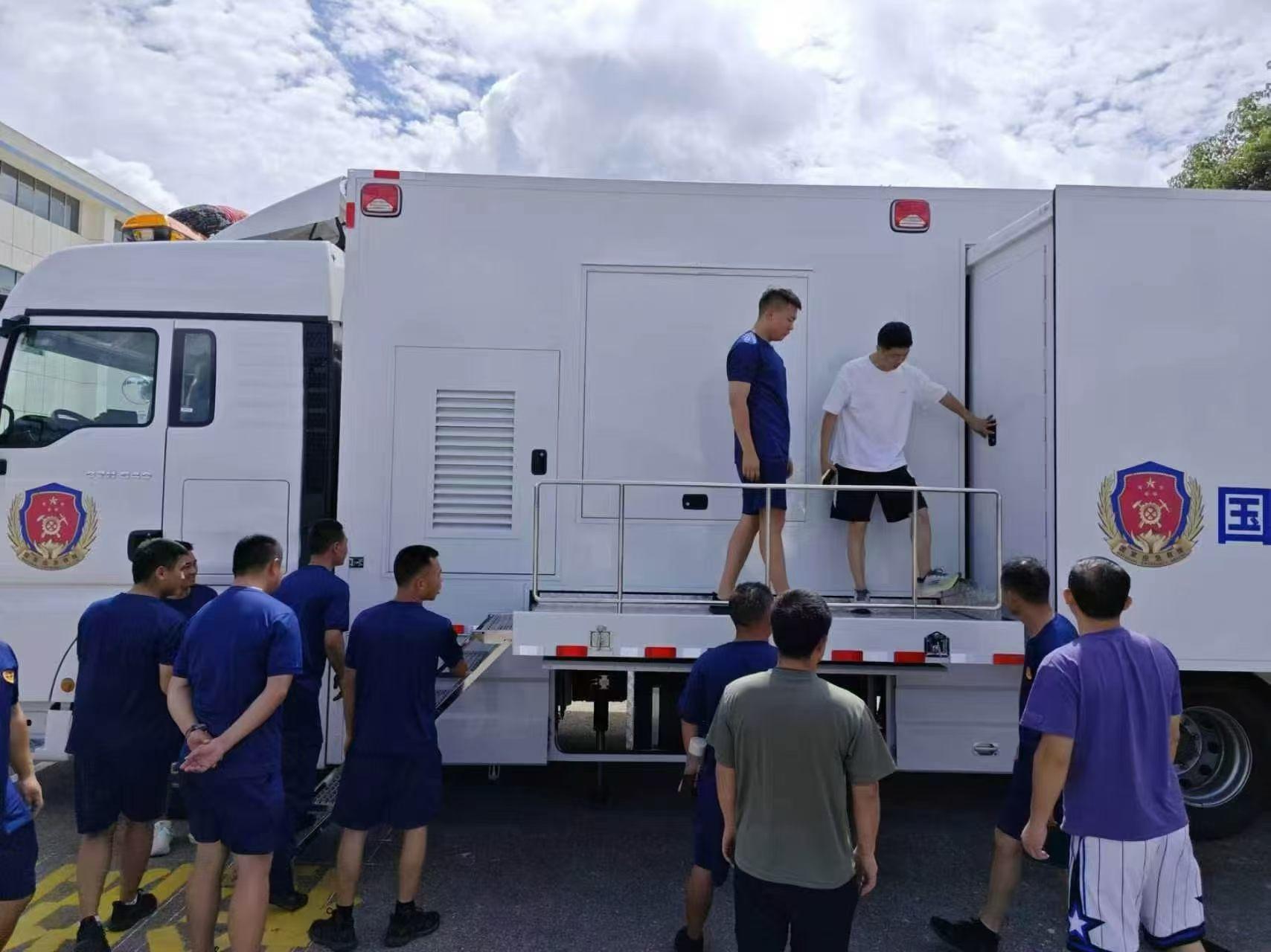 Chengli technical trainers demonstrating hydraulic leg and expansion setup with rescue personnel.