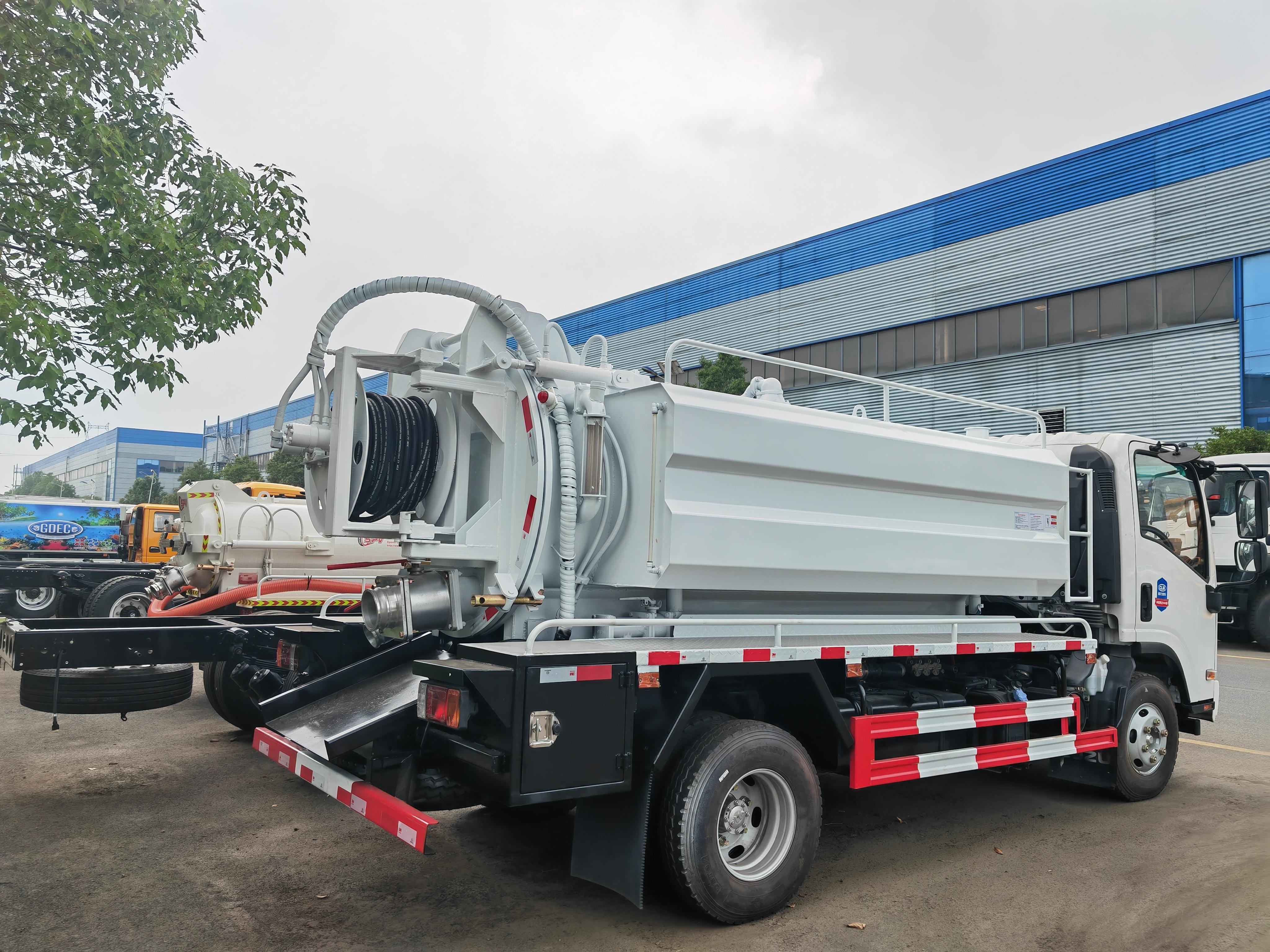 Rear side view of ISUZU combination sewer cleaner and hydro jetting truck with hydraulic hose reel by CLW Group