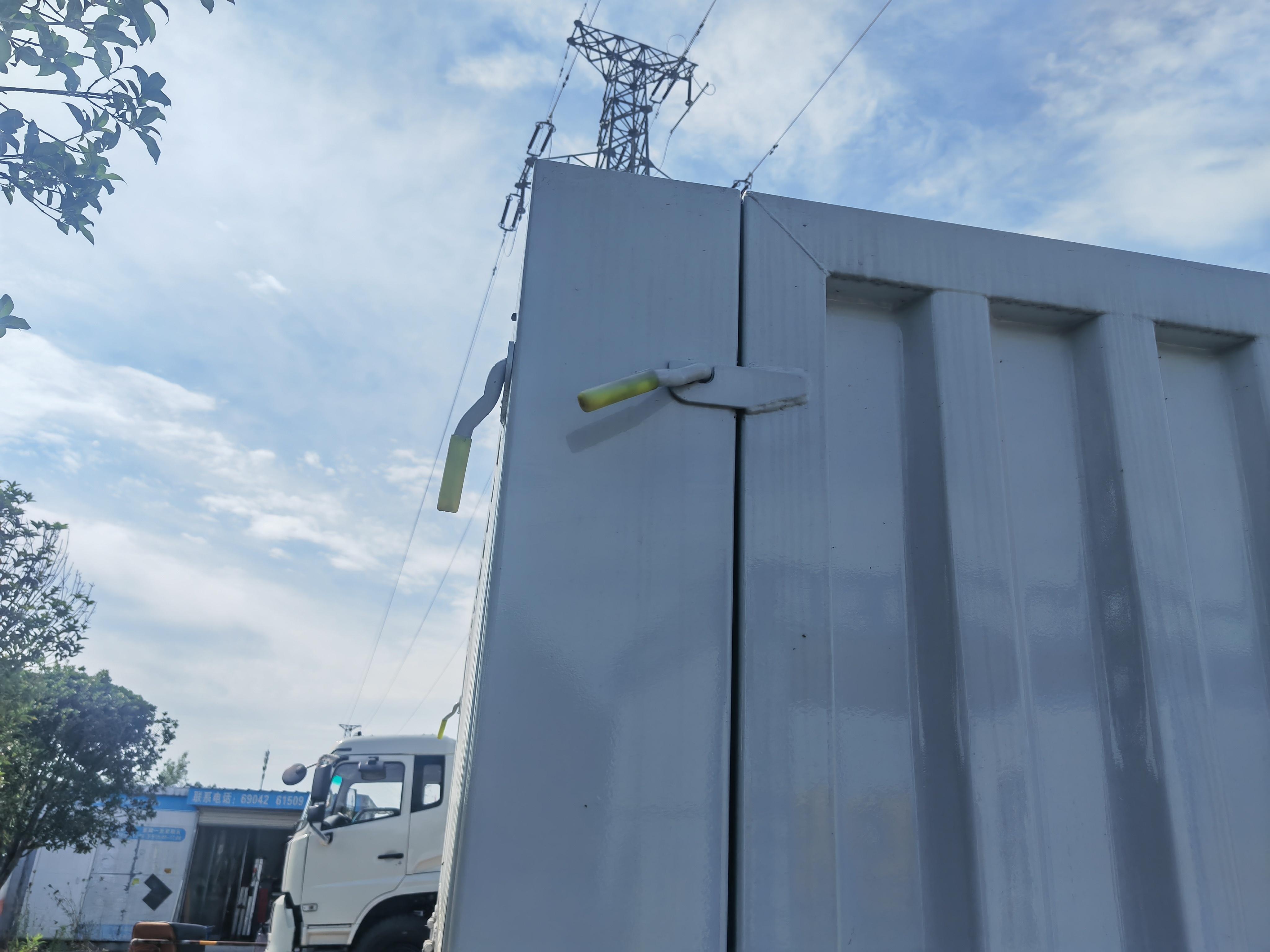 Heavy-duty drop-side cargo box latch mechanism on Shacman truck mounted crane