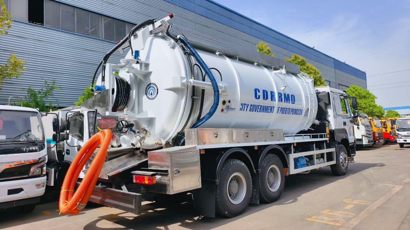 HOWO 6x4 combined jetting truck equipped with suction hose and stainless steel toolboxes