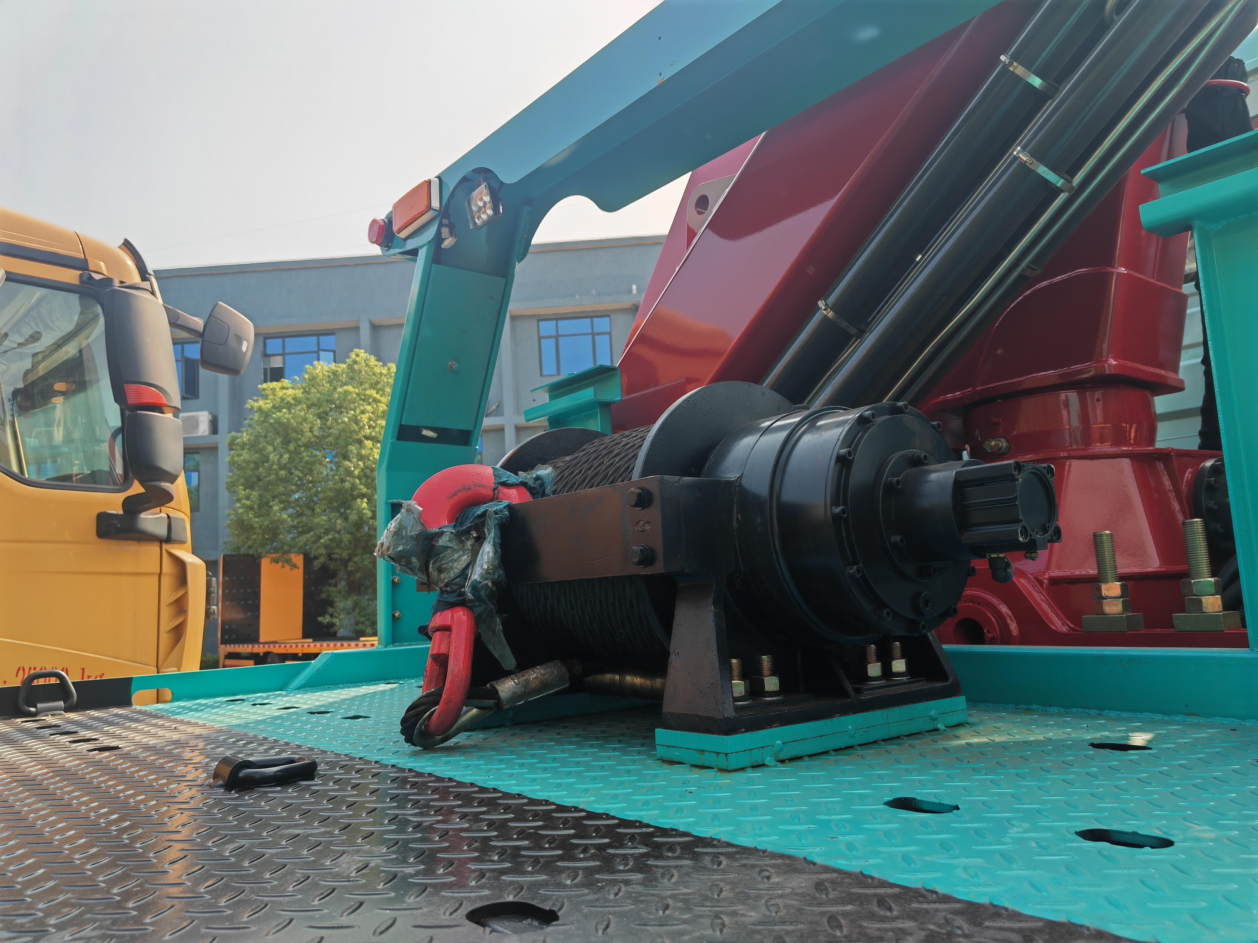 Heavy-duty hydraulic winch mounted on Sinotruk HOWO flatbed crane truck