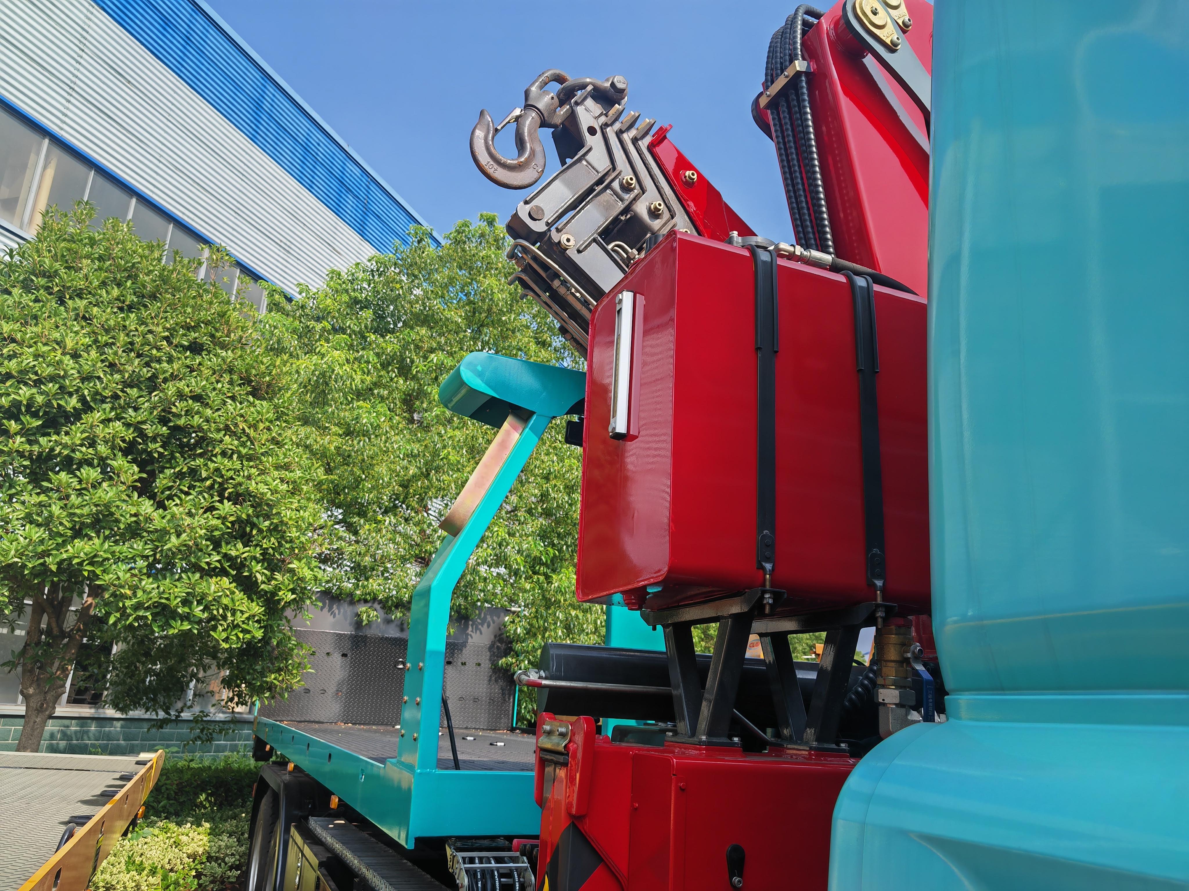 XCMG SQZ200 knuckle boom crane hook and hydraulic oil tank installation