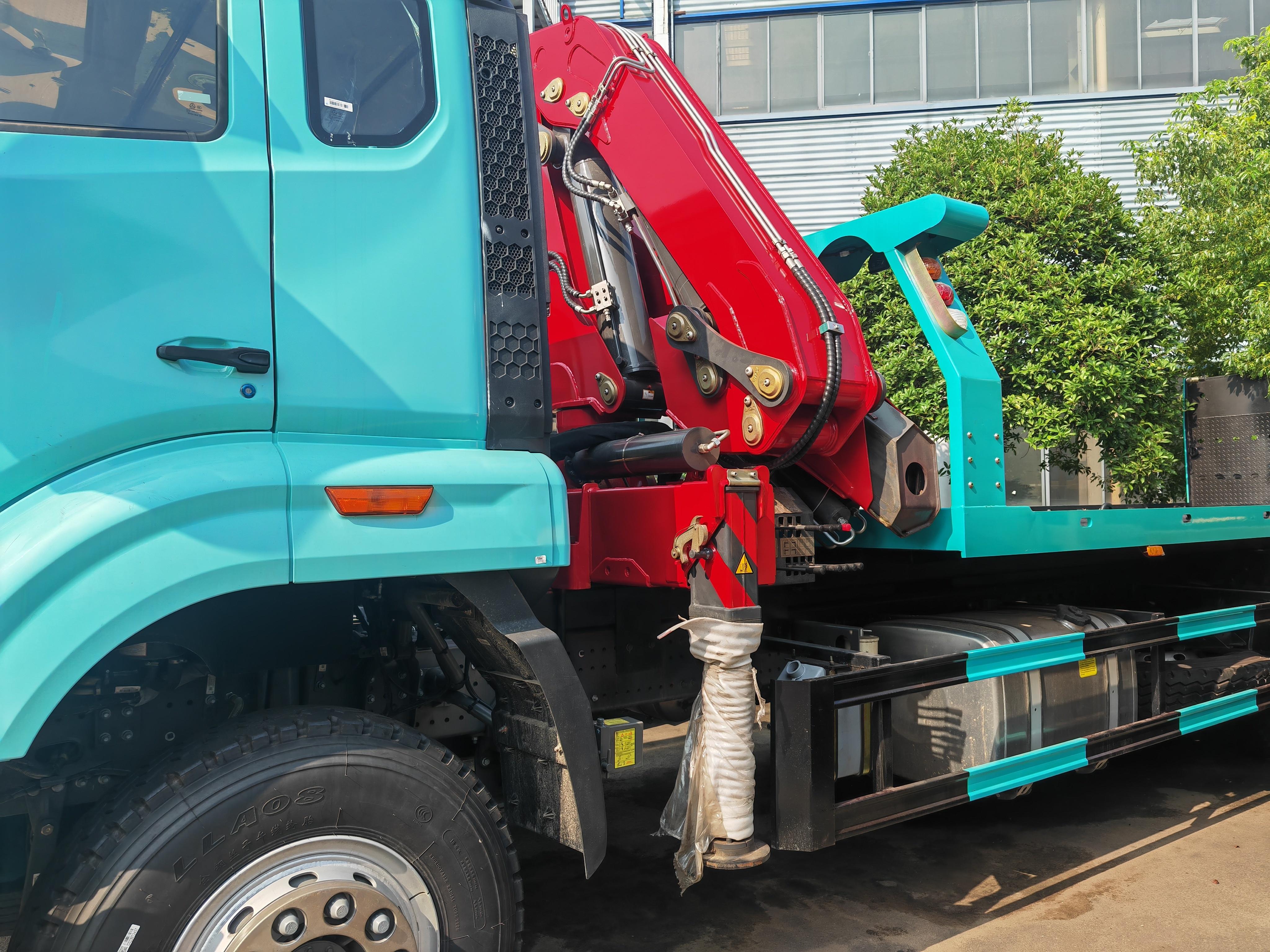 Side view of XCMG SQZ200 folding boom crane mounted on HOWO chassis
