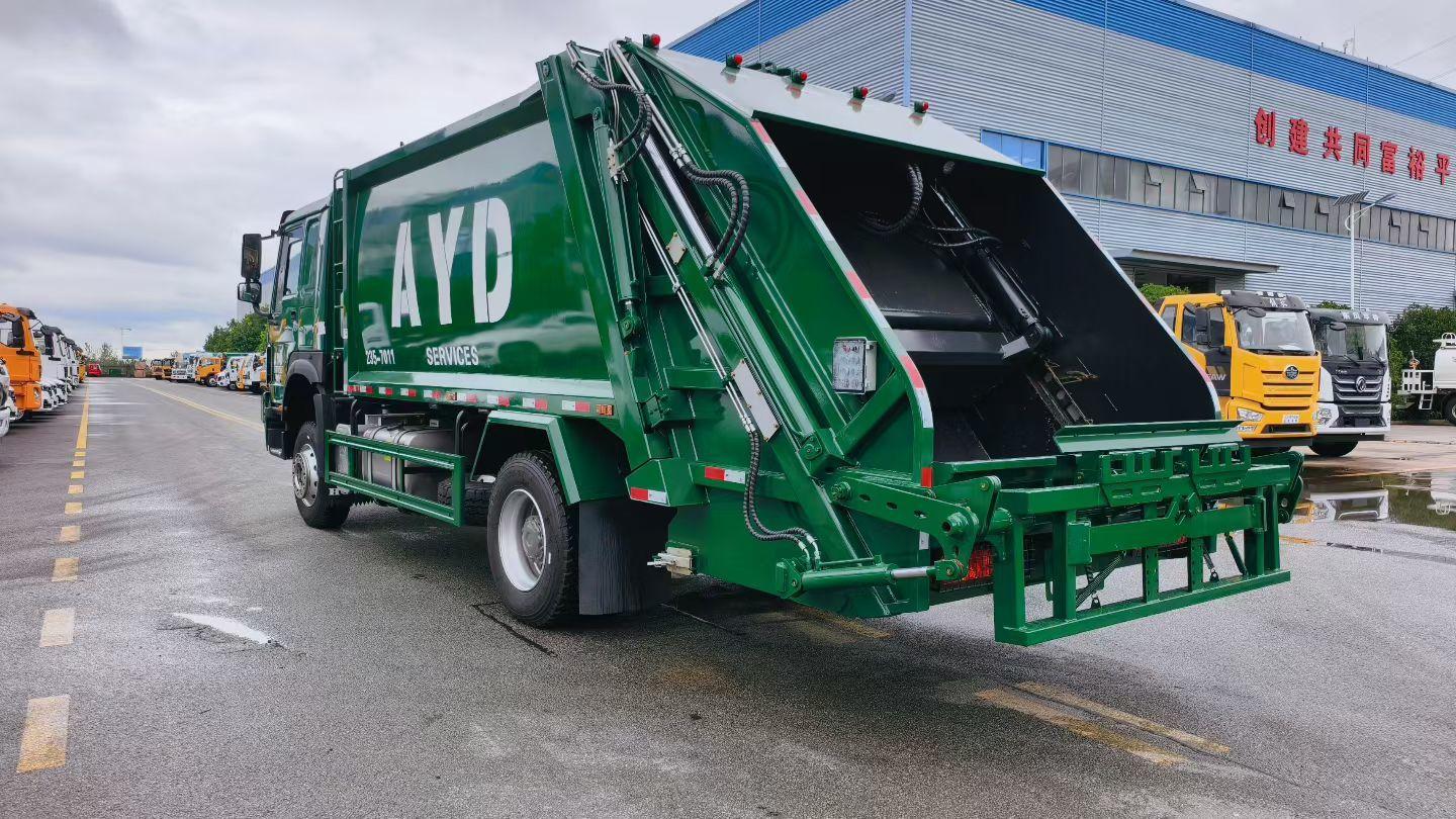 Rear loading bin tipper mechanism of 15m3 HOWO waste compactor truck