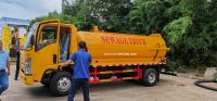 China ISUZU 130HP 10cbm mobile sewage suction vehicle vacuum tank slurries sludges sewer sewage suction truck for sale