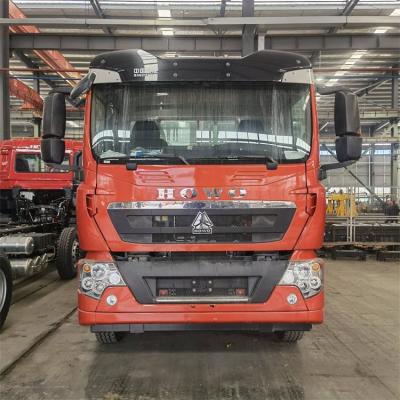 China HOWO 4X2 6 tyre Flatbed Cargo Crane Truck With Winch Ramp For Heavy Machinery Transport Flatbed Crane Truck for sale