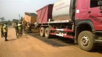 China HOWO Construction Asphalt Rubber Chip Sealer Macadam Gravel Synchronous Truck for sale