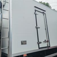 China Dongfeng KR Hydraulic Lift Gate Transport Food Truck With Carrier Refrigerator Freezer Box for sale