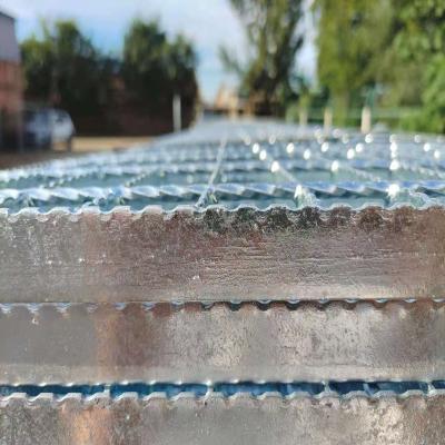 China Serrated Steel Grating Drain for Car Park 1-12m Length Zinc Coated for sale