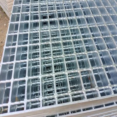 China Heavy Duty Steel Grating Drainage Trench Cover Hot Dip Galvanized 25x3mm Bearing Bar 100x100cm Panel for sale