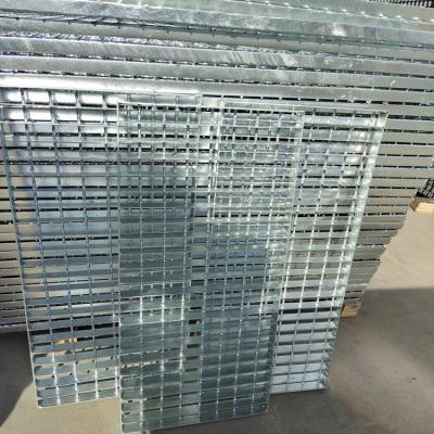 China Hot Dipped Galvanized Steel Grating Platform Flooring Anti Slip 30mm Pitch 5mm Thick for sale