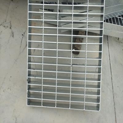 China Hot Dip Galvanized Carbon Steel Grating Gutter Cover 30x5mm Bearing Bar for Heavy Duty Drainage for sale