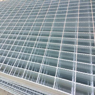 China Anti Slip Galvanized Steel Serrated Bar Grating 30mm Pitch Light Weight Stair Tread for sale