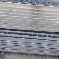 China Anti Slip Galvanized Steel Serrated Bar Grating 30mm Pitch Light Weight Stair Tread for sale