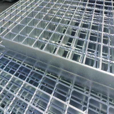 China Hot Dip Galvanized Serrated Steel Grating 32x5mm Welded Floor Walkway Anti Slip for sale
