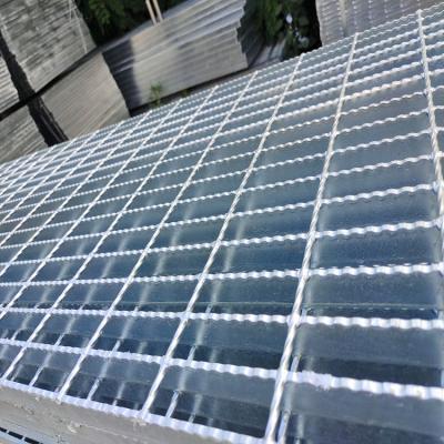 China 1.5mm Thickness Serrated Steel Grating 303/40/100 Hot Dip Galvanized Anti Corrosion Platform for sale