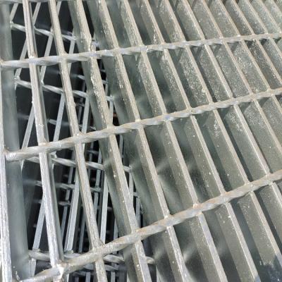 China Leak Proof Heavy Duty Galvanized Steel Grating Panels 25mm Bearing Bar Spacing for Pedestrian Walkways for sale