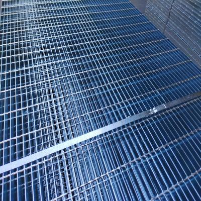 China Pressure Welded Galvanized Steel Grating Walkway 25x5mm for Pedestrian Passage for sale