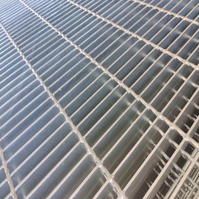 China Hot Dip Galvanized Steel Grating Step Plate 25x3mm Bearing Bar for Offshore Oil Platform Maintenance for sale