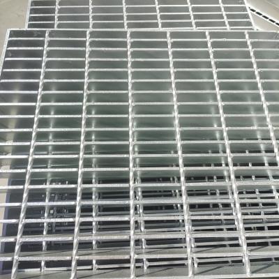 China Galvanised Steel Grid Flooring Industrial Overhaul Platform for Staff Passage 30-60mm Spacing for sale