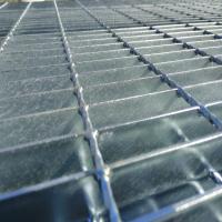 China Hot Dip Galvanized Steel Grating Platform Trench Cover 30mm Pitch Heavy Duty for sale