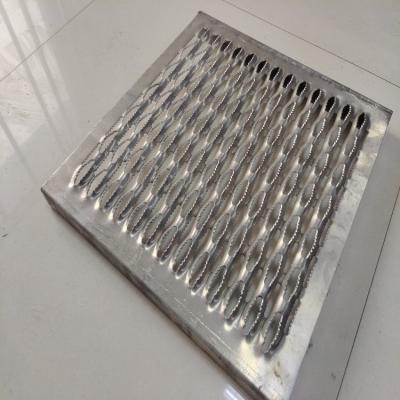China Square Stair Tread Non Slip Metal Grating ISO9001 Custom Thickness Industrial Use for sale