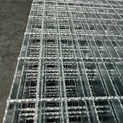 China Hot Dipped Galvanized Serrated Press Lock Steel Grating 30x5mm Bearing Bar ISO Certified for sale