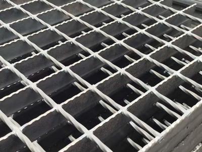 China Heavy Duty Machine Pressure Welded Galvanized Steel Bar Grating 3mm Cross Bar 30mm Spacing for sale