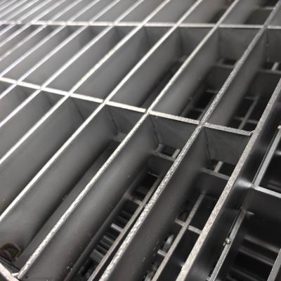 China Welded Steel Grating 3mm Cross Bar 30mm Pitch 1000x1000mm Heavy Duty Industrial Floor Decking for sale