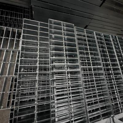 China Stainless Steel Industrial Floor Grating Welded 30mm Bearing Bar Pitch Hot Galvanized for sale