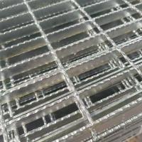 China Heavy Duty Industrial Steel Grating 50mm Bar Spacing Anti-Slip Serrated Surface for sale