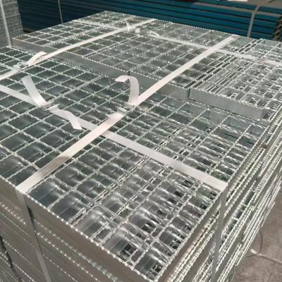 China Heavy Duty Industrial Steel Grating 50mm Bar Spacing Anti-Slip Serrated Surface for sale