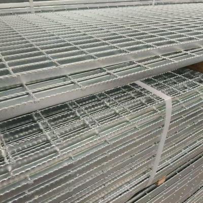 China Industrial Steel Grating 32x5mm Heavy Duty Walkway Platform Anti-Slip 30mm Pitch for sale