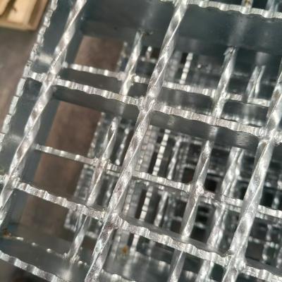 China Heavy Duty Fireproof Steel Grating 32x5mm Serrated Bearing Bar YB/T4001-2007 for sale