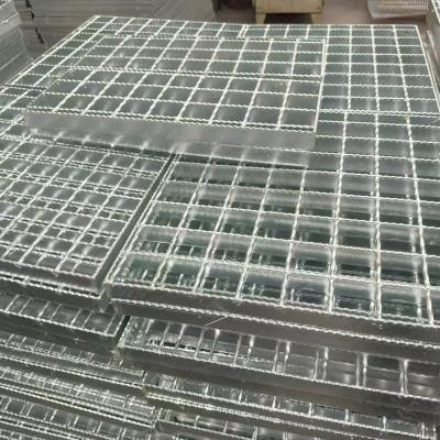 China Heavy Duty Serrated Steel Grating 32x5mm Anti-Slip Flooring for Industrial Platform for sale