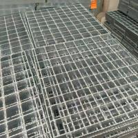 China Hot Dip Galvanized Steel Grating 32x5mm Heavy Duty Serrated Bar for Farm Road Anti Corrosion for sale