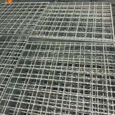 China Hot Dip Galvanized Steel Grating 32x5mm Heavy Duty Serrated Bar for Farm Road Anti Corrosion for sale