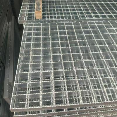 China The surface is a serrated silver steel grating with good connection for sale