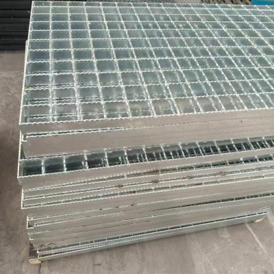 China Stainless Steel Serrated Industrial Grating 30mm 40mm Bearing Bar Pitch Heavy Duty for sale
