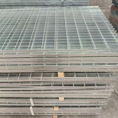 China Industrial Steel Grating 32x5mm Heavy Duty Serrated for Drainage Flooring Platform Applications for sale