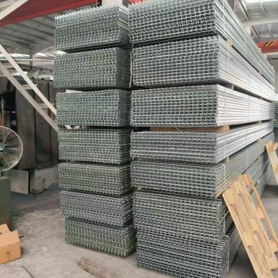 China Industrial Steel Grating Heavy Duty 32x5mm Serrated Pressure Welded Flooring for sale